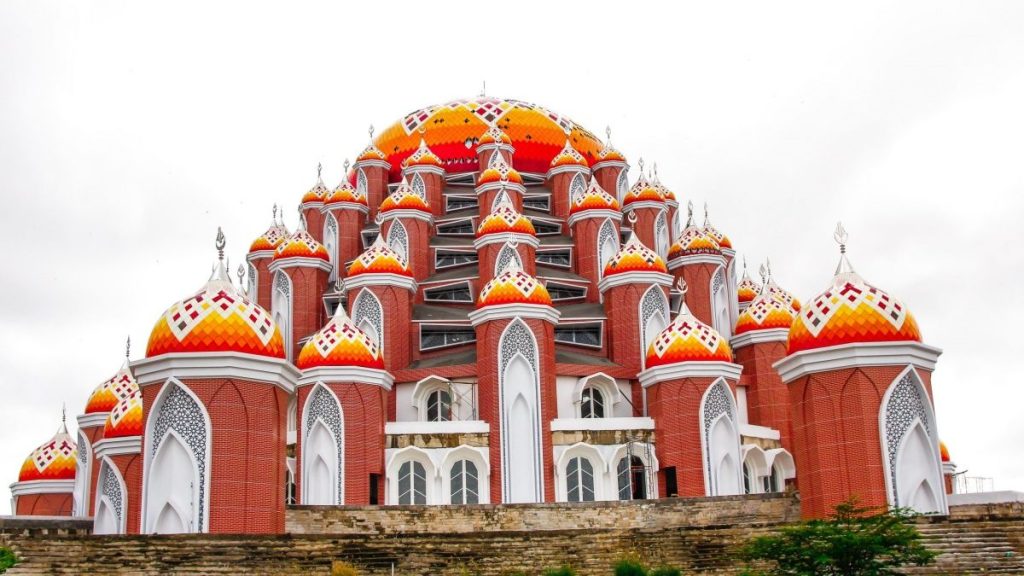Menelusuri Keindahan Arsitektur Masjid 99 Kubah di Makassar ...